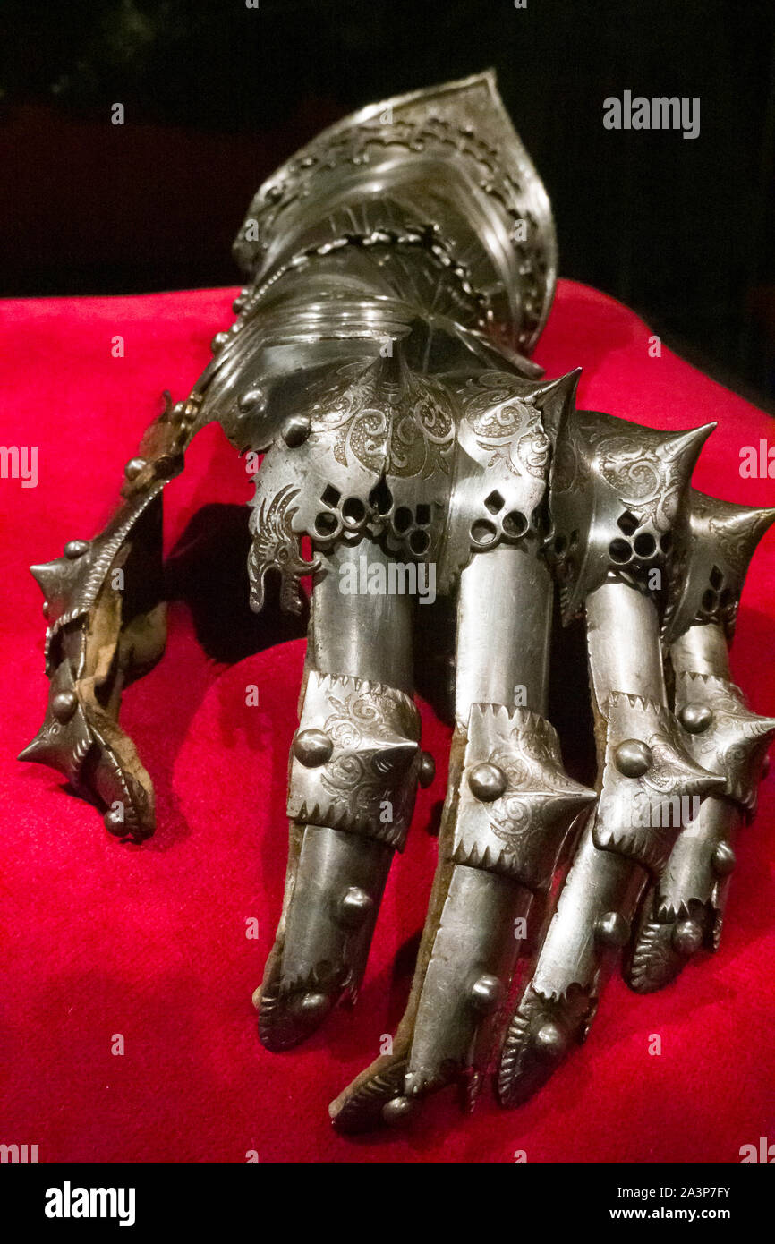 Maximilian plate armour hi-res stock photography and images - Alamy