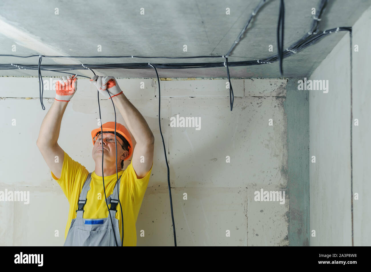 Power cables ceiling hi-res stock photography and images - Alamy