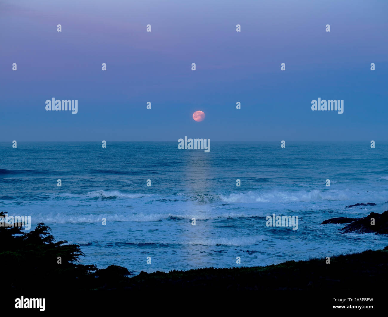 Full moon at ocean hi-res stock photography and images - Alamy