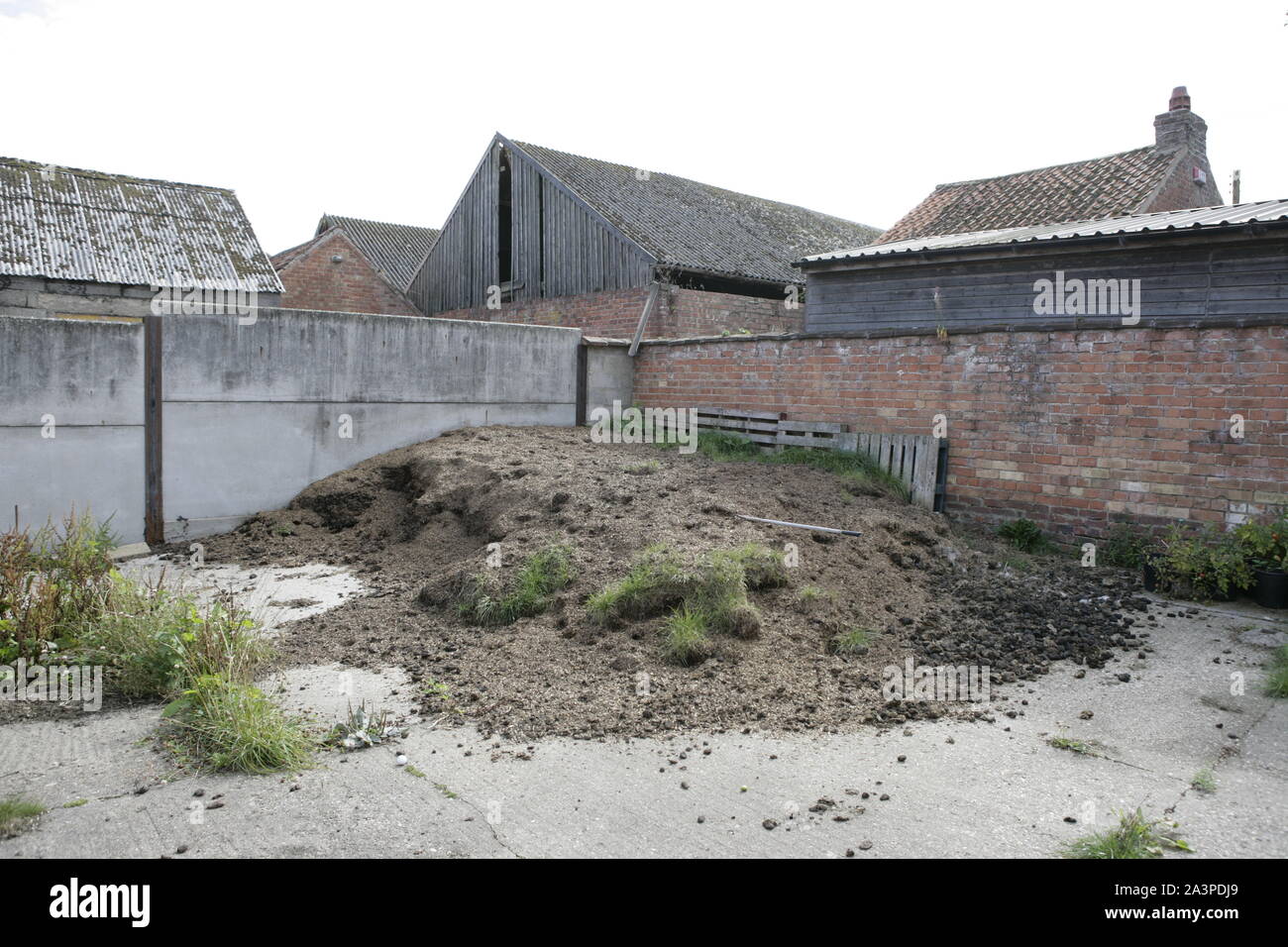 Muck heap hi-res stock photography and images - Alamy