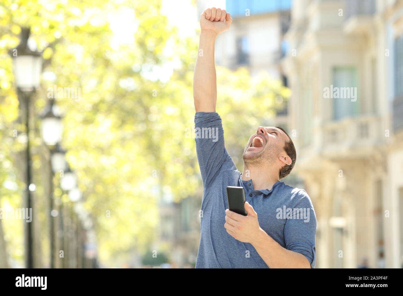 Finding job on phone hi-res stock photography and images - Alamy