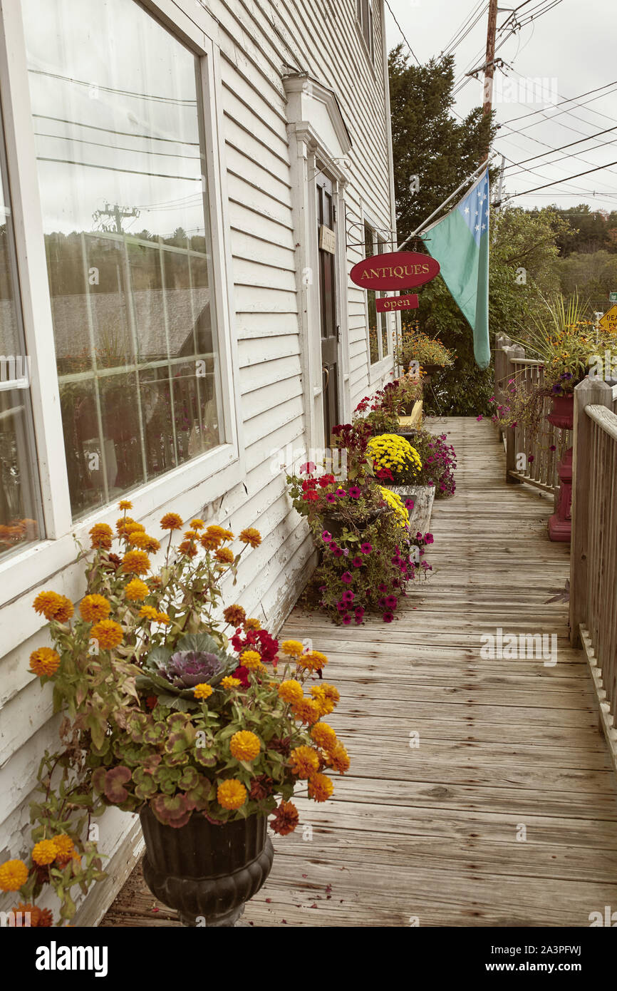 Quechee, Vermont - September 30th, 2019: Shops and restaurants in the ...