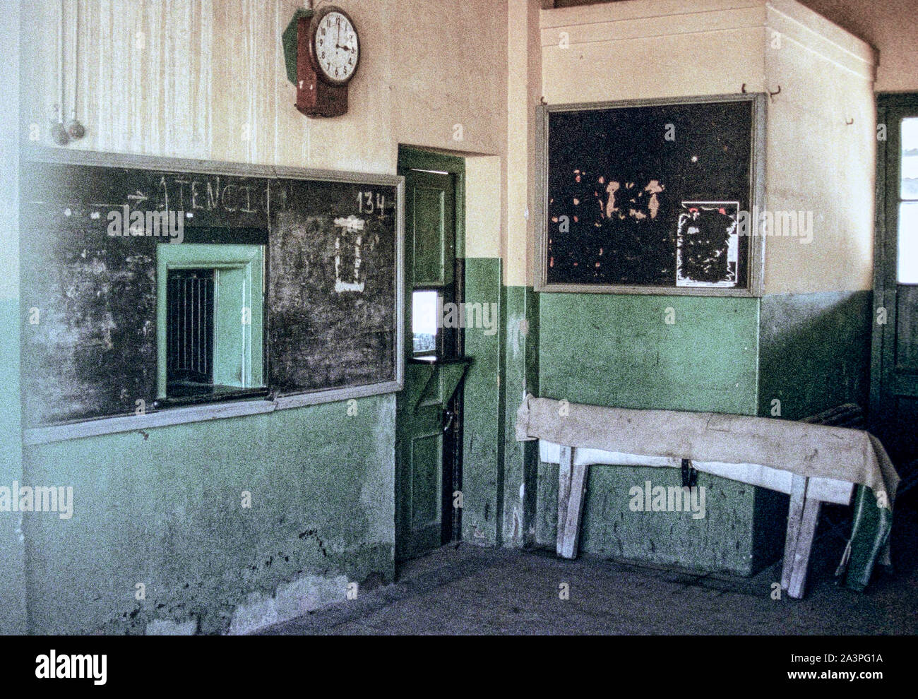 Closed ticket counter hi-res stock photography and images - Alamy