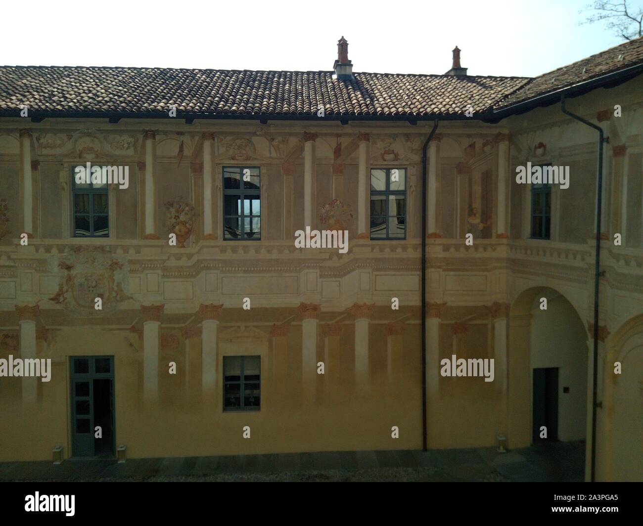 Courtyard medieval italian castle hi-res stock photography and images ...