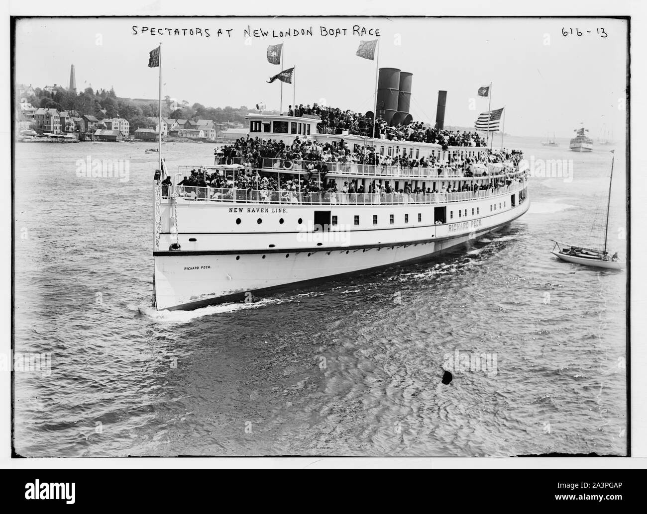 Spectators at New London boat race Stock Photo - Alamy