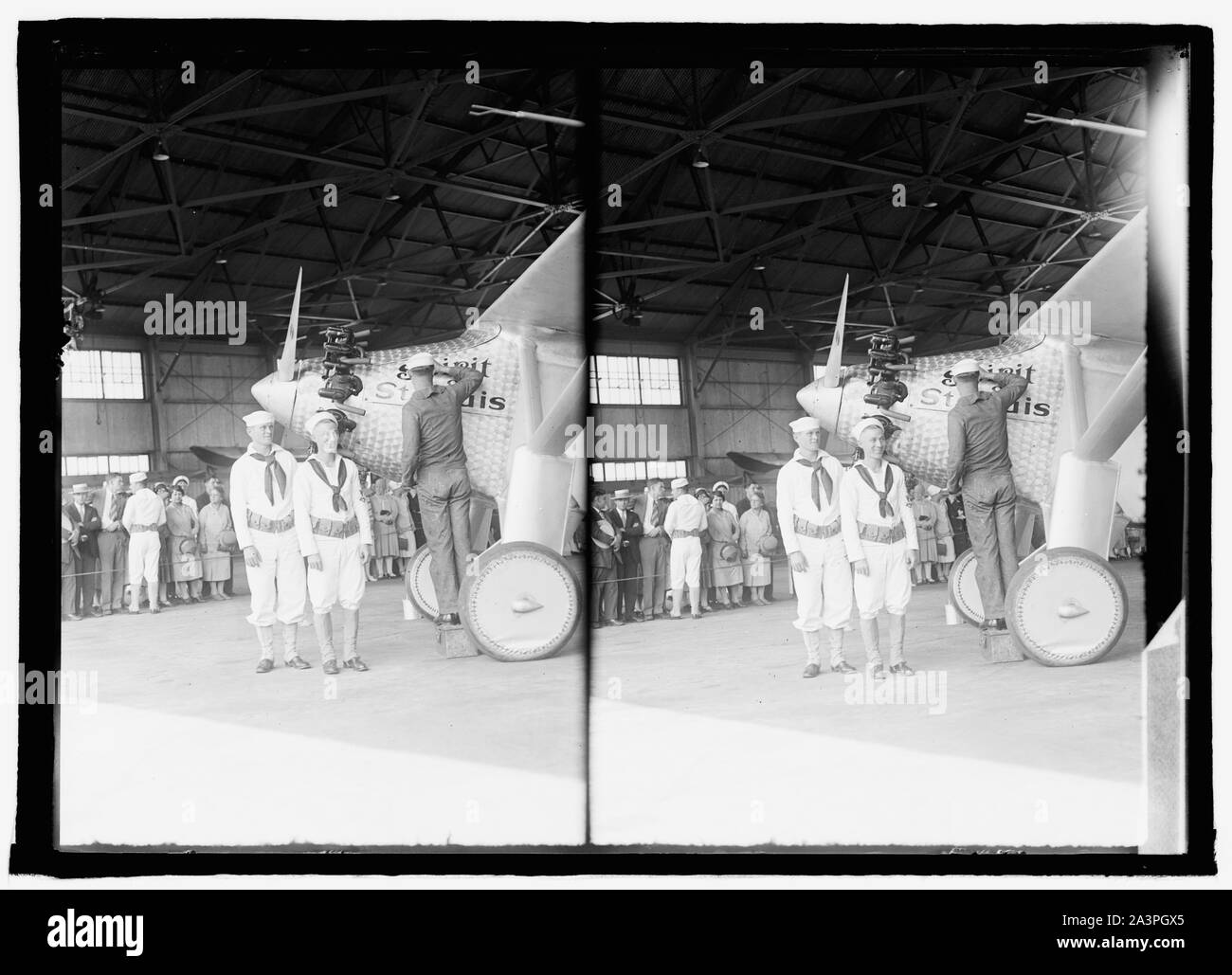 Airplane path Black and White Stock Photos & Images - Alamy