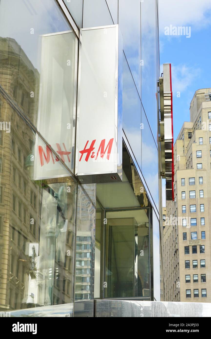 American fast fashion clothing store hi-res stock photography and ...