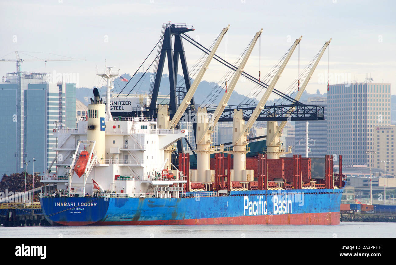 Oakland, CA - January 28, 2019: Bulk Carrier IMABARI LOGGER loading at ...