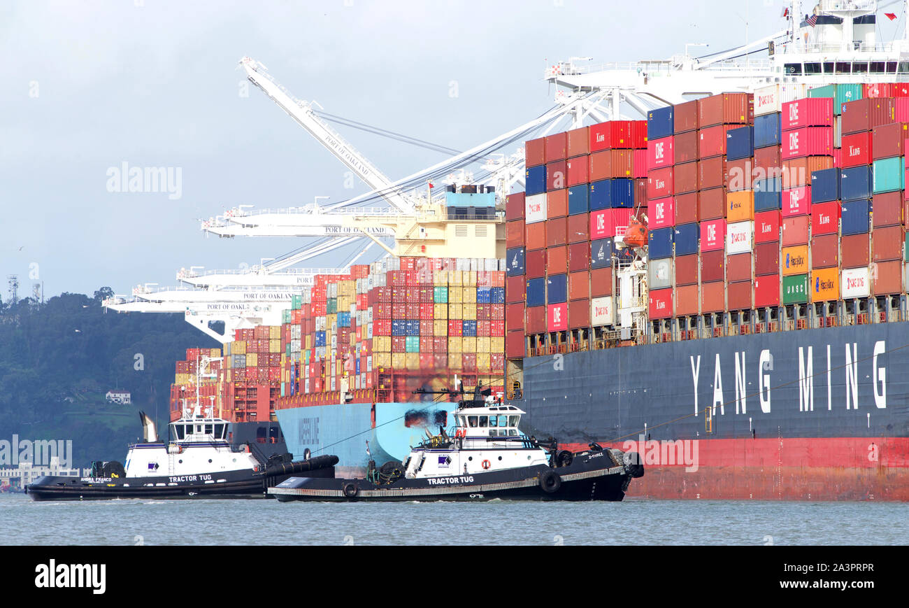 Tugboat pushing container ship hi-res stock photography and images - Alamy