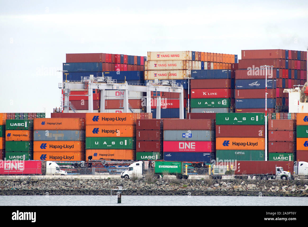 Loading shipping containers usa hi-res stock photography and images - Alamy