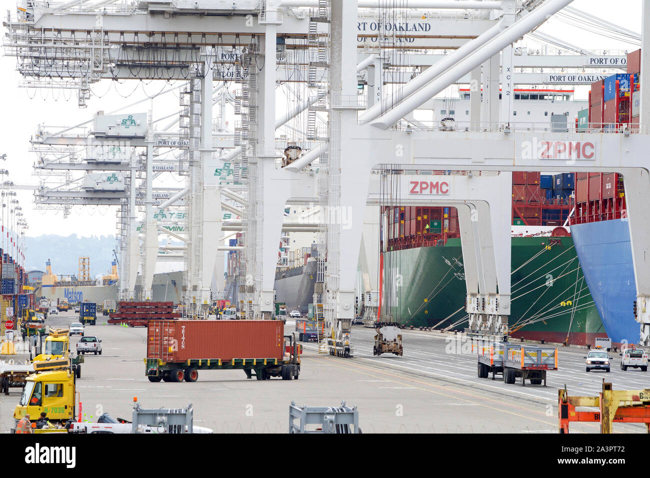 Loading bay and trucks hi-res stock photography and images - Alamy