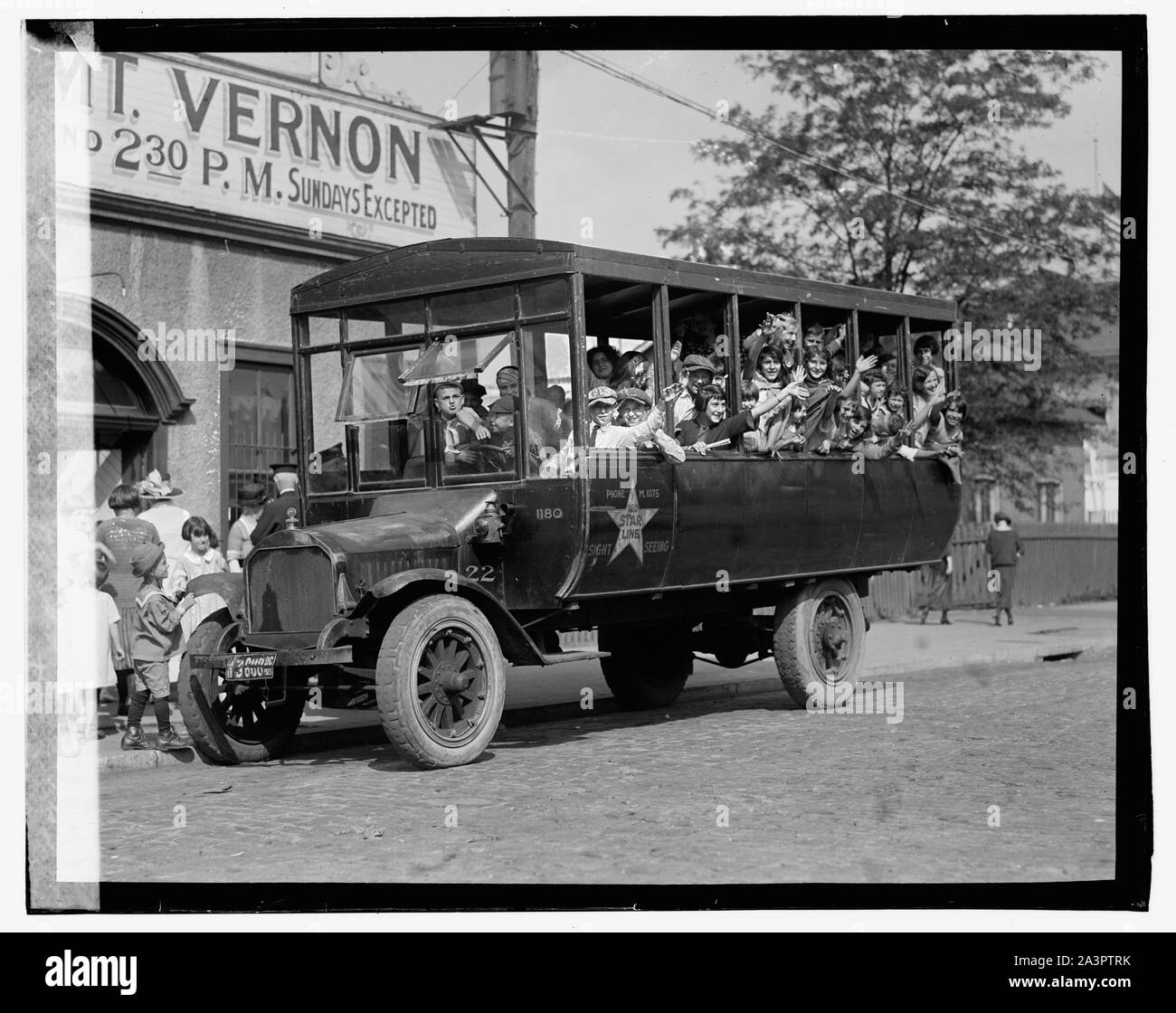 1920s orphans hi-res stock photography and images - Alamy