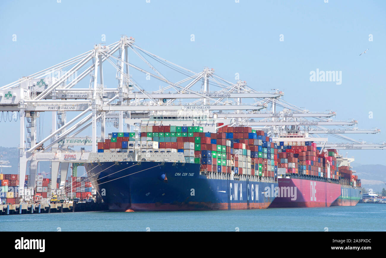 Cargo ships hi-res stock photography and images - Alamy