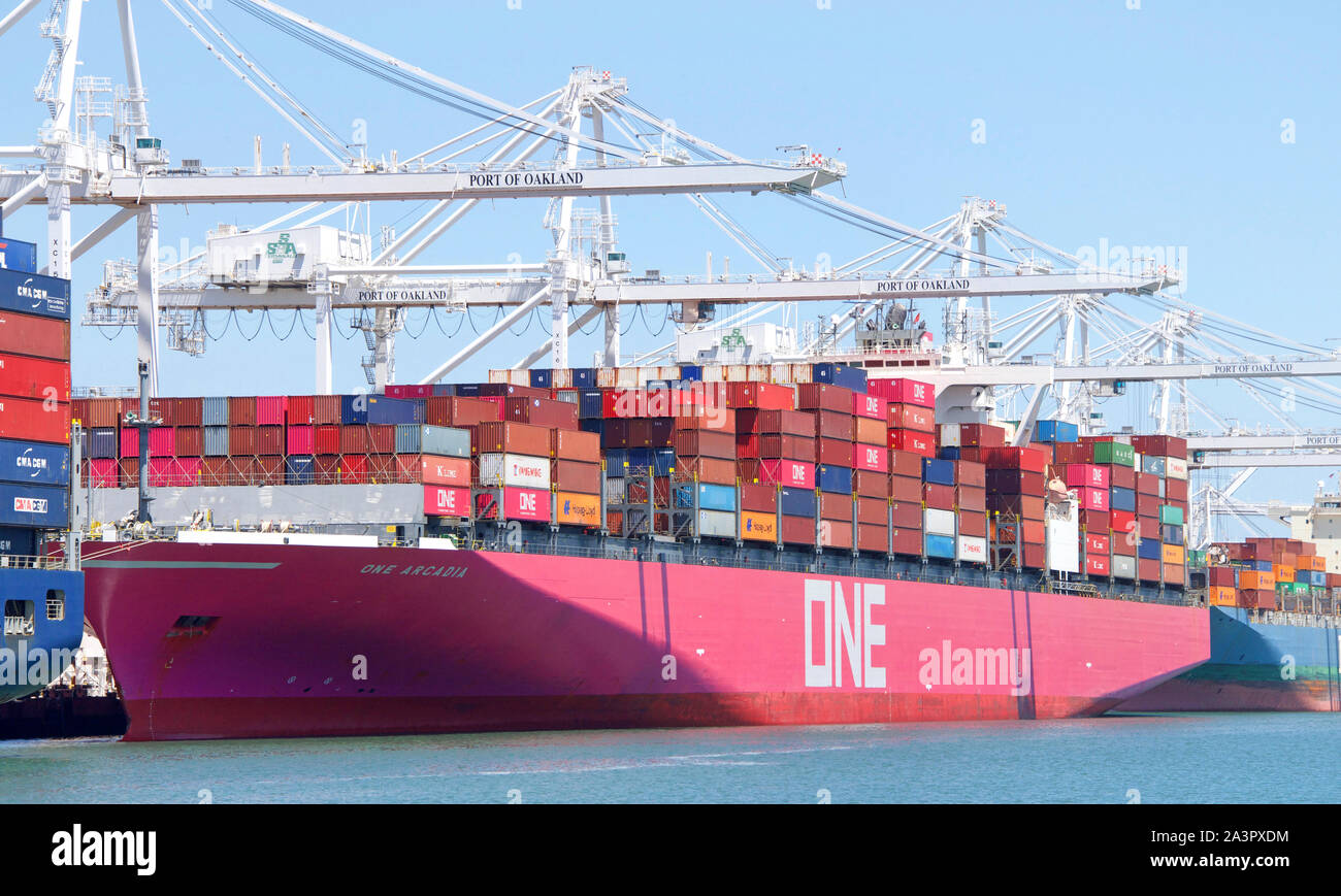 Oakland, CA - June 06, 2019: Cargo Ship ONE ARCADIA loading at the Port of Oakland. Ocean ...