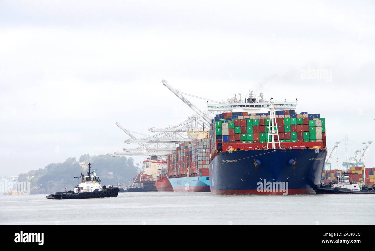 Tugs move vessels hi-res stock photography and images - Alamy