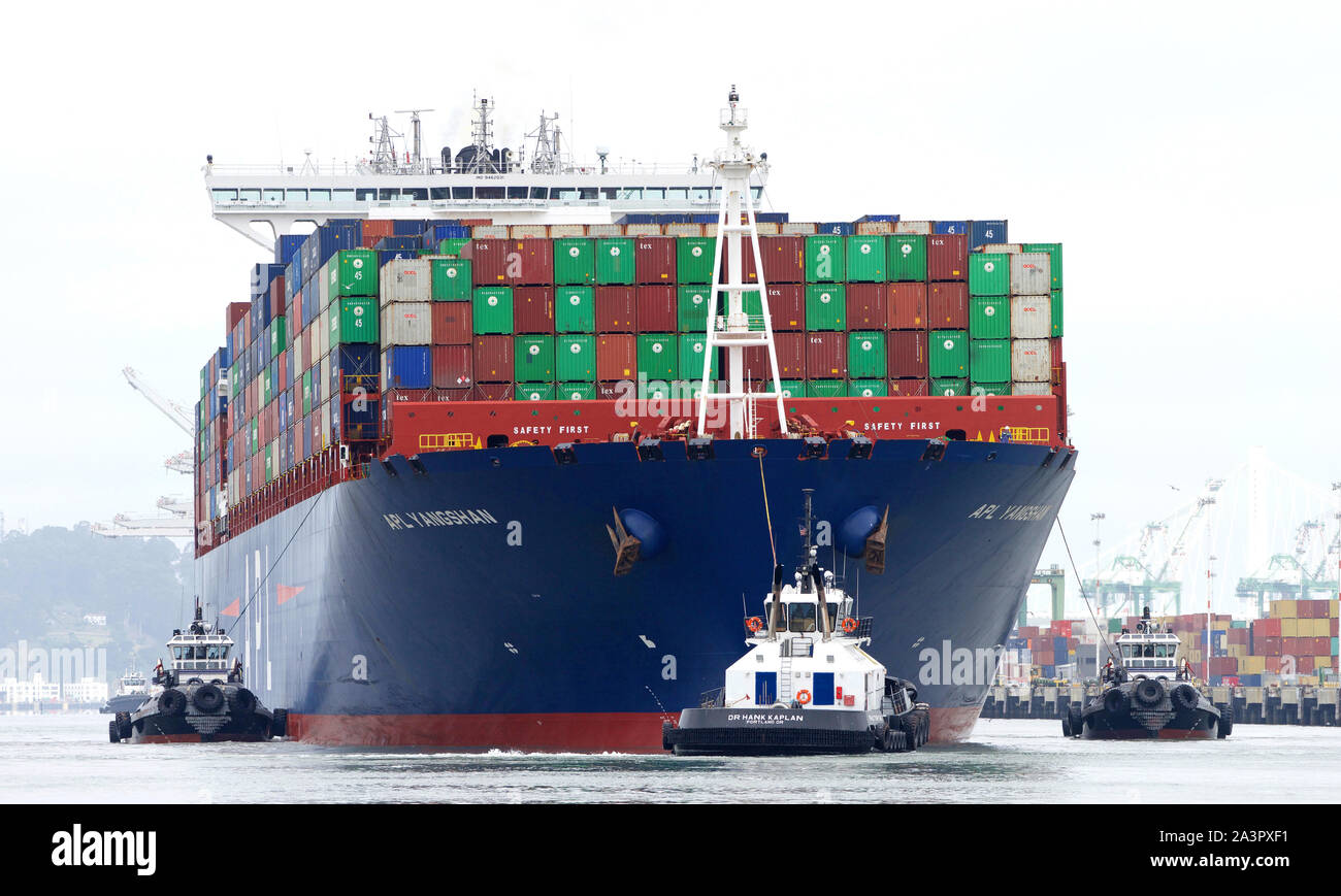 Tugboats assist container ship hi-res stock photography and images - Alamy