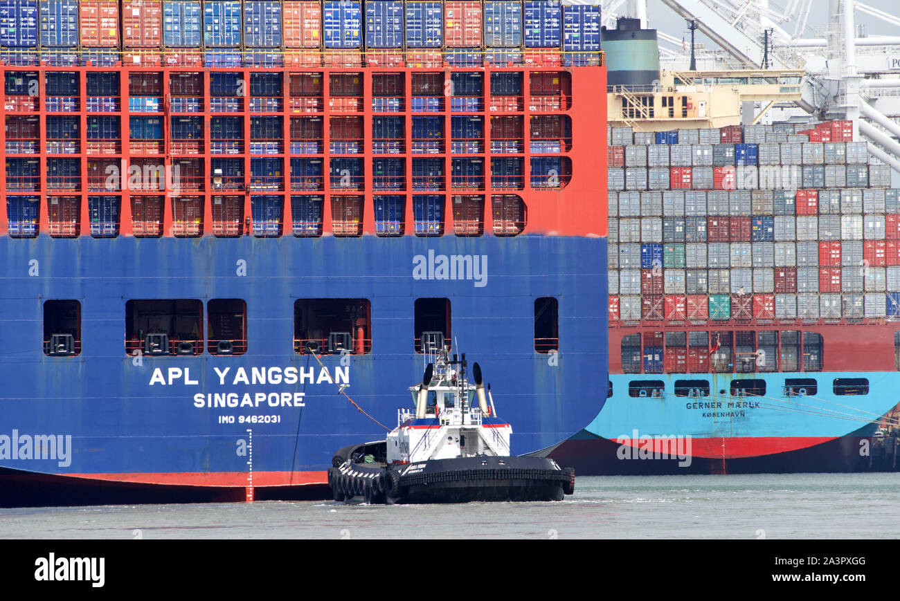 Container ships in port in california hi-res stock photography and ...