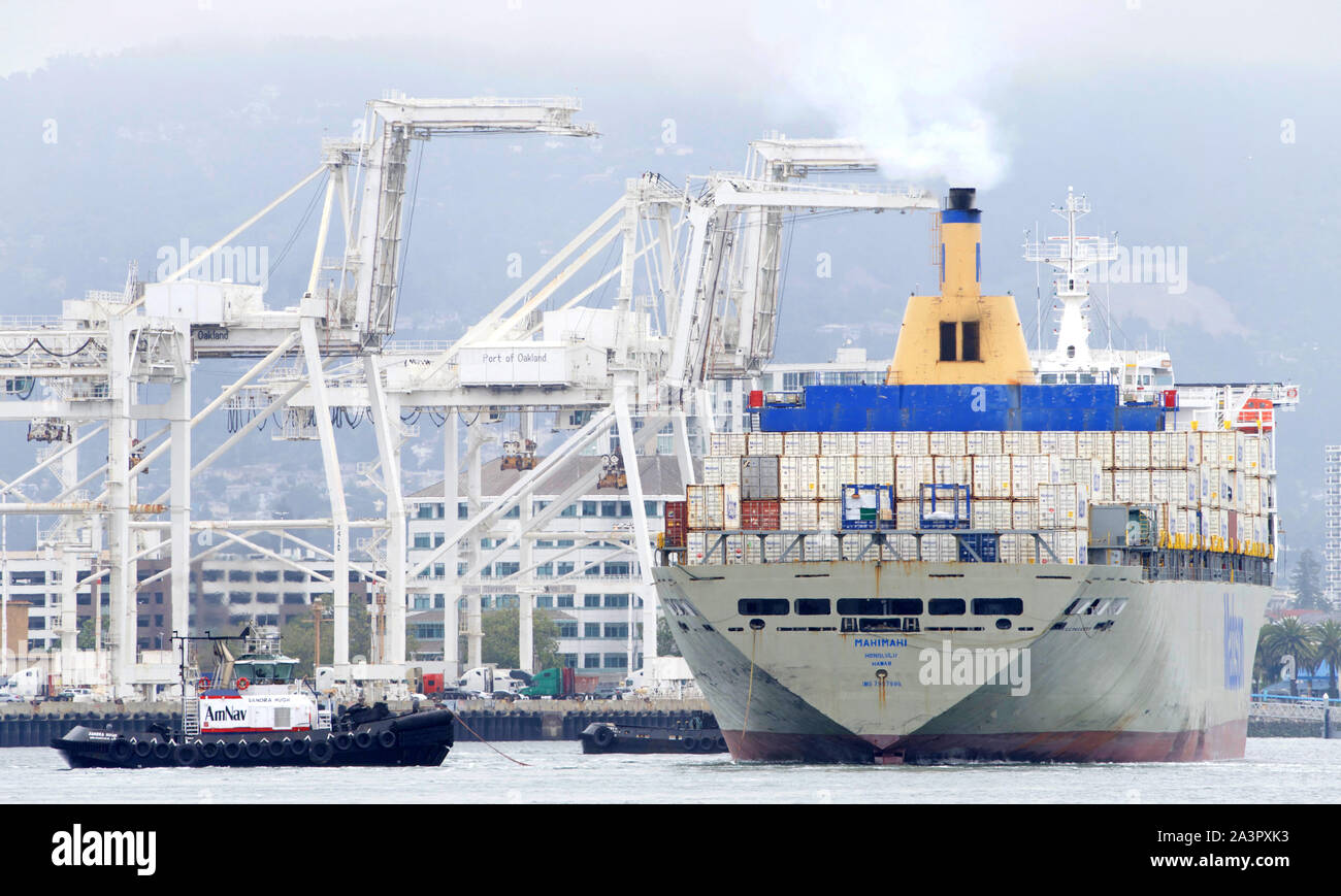 Tugboat pushing container ship hi-res stock photography and images - Alamy