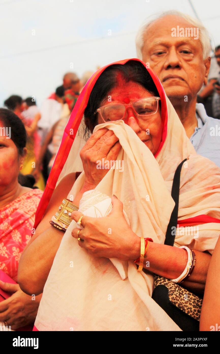 Kolkata, India. 08th Oct, 2019. A Hindu Women was crying when the idol ...