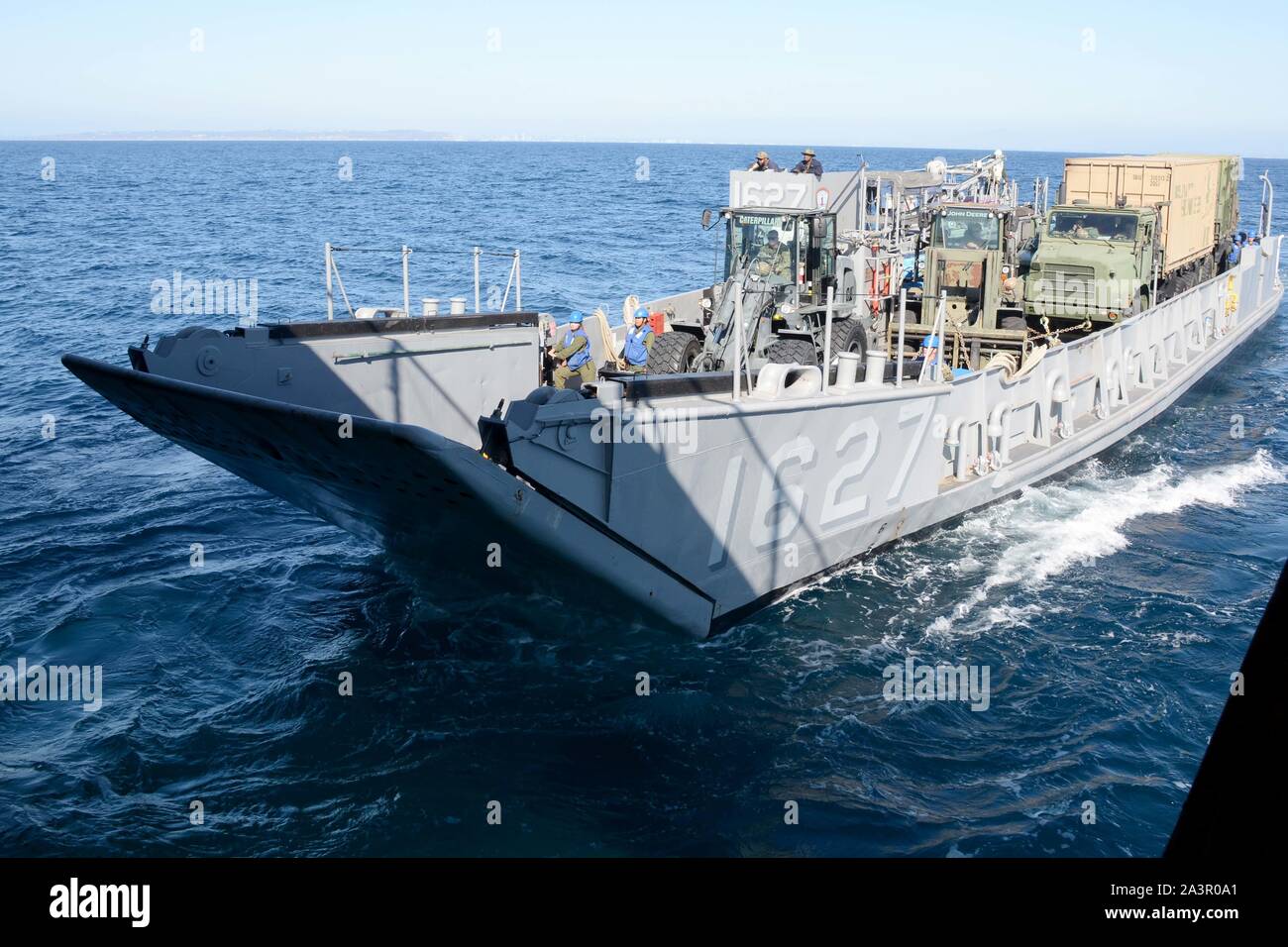 191003-N-XN177-0167 PACIFIC OCEAN (Oct. 3, 2019) – Landing Craft ...