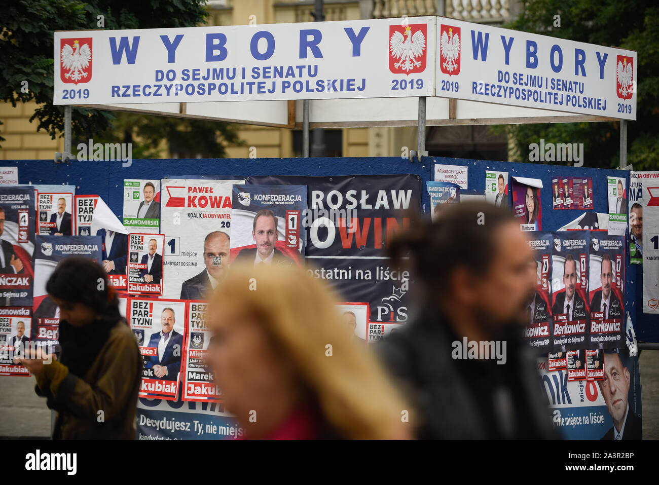 Krakow, Poland. 09th Oct, 2019. People walk past an election ...