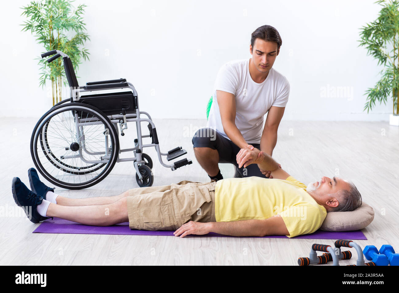 Injured man doing exercises hi-res stock photography and images - Alamy