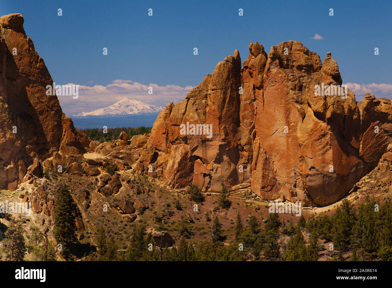Mount jefferson smith rock hi-res stock photography and images - Alamy