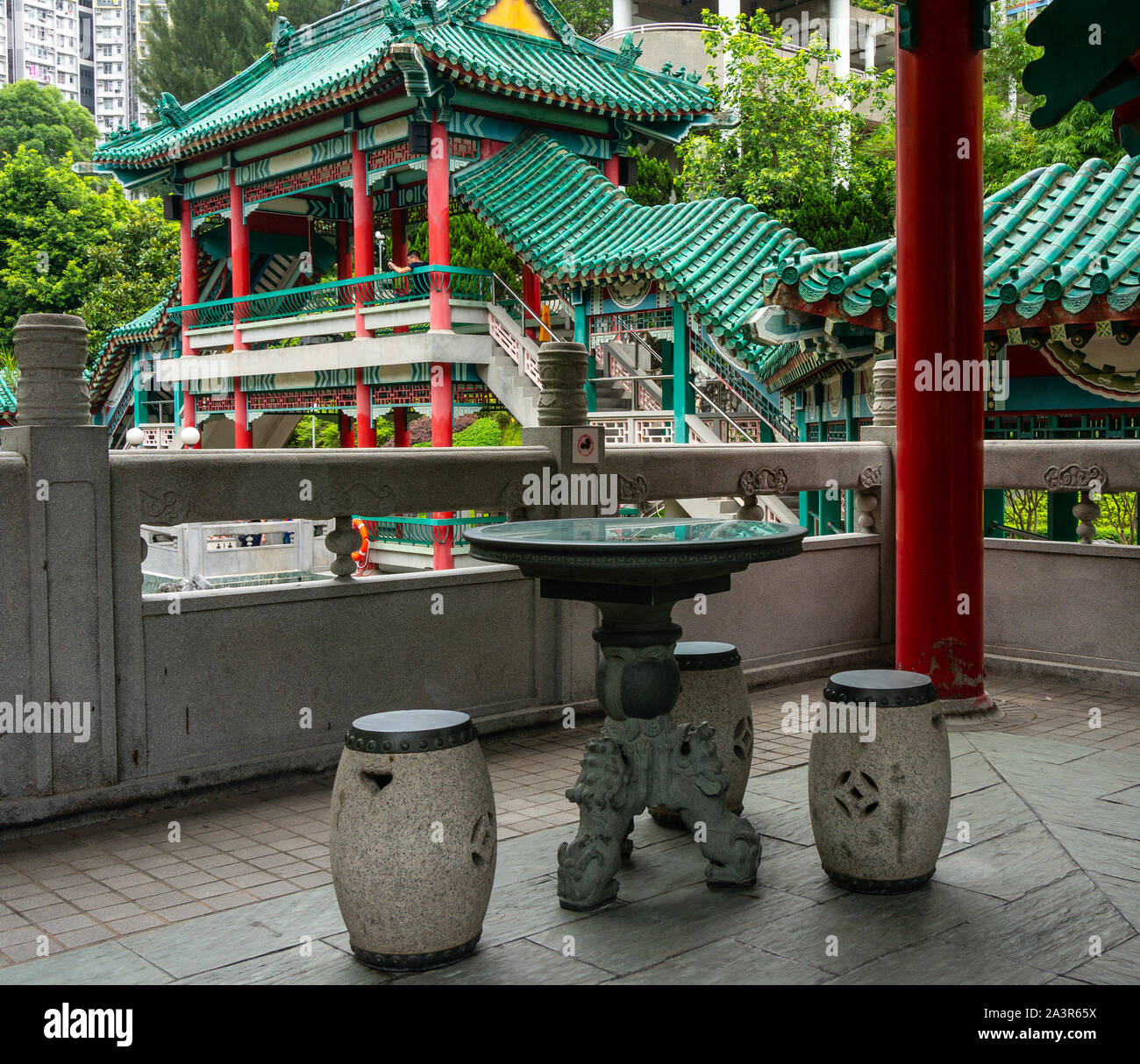 Framed by column, Chinese temple with green slate roof Stock Photo - Alamy