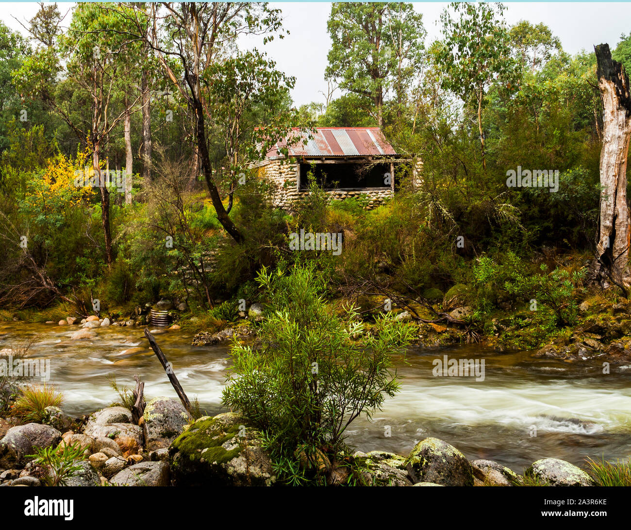 Photo of rustic hut in the bush hi-res stock photography and images - Alamy