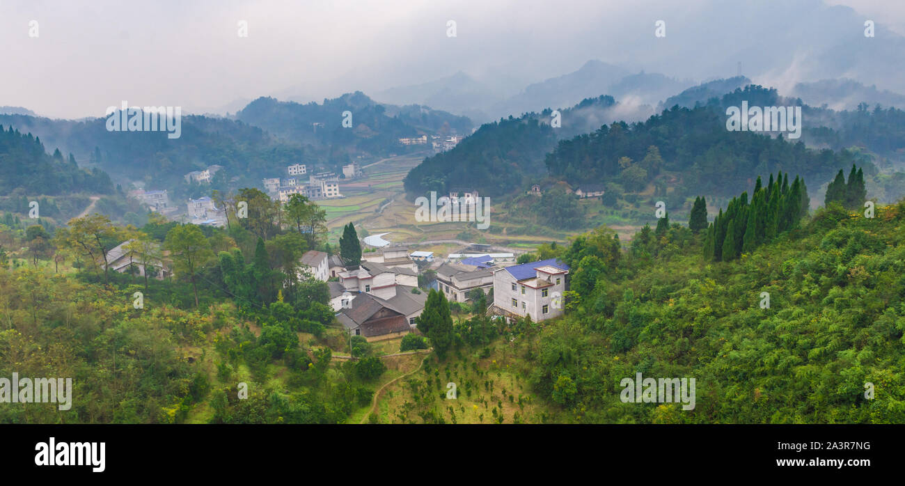 Beautiful misty scenery atop mountains in Hunan, China Stock Photo - Alamy