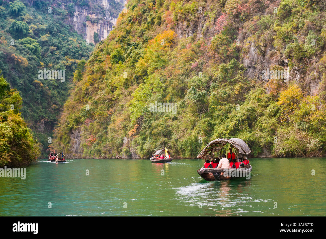 Small tourist boat sailing along Three Gorges in China Stock Photo - Alamy