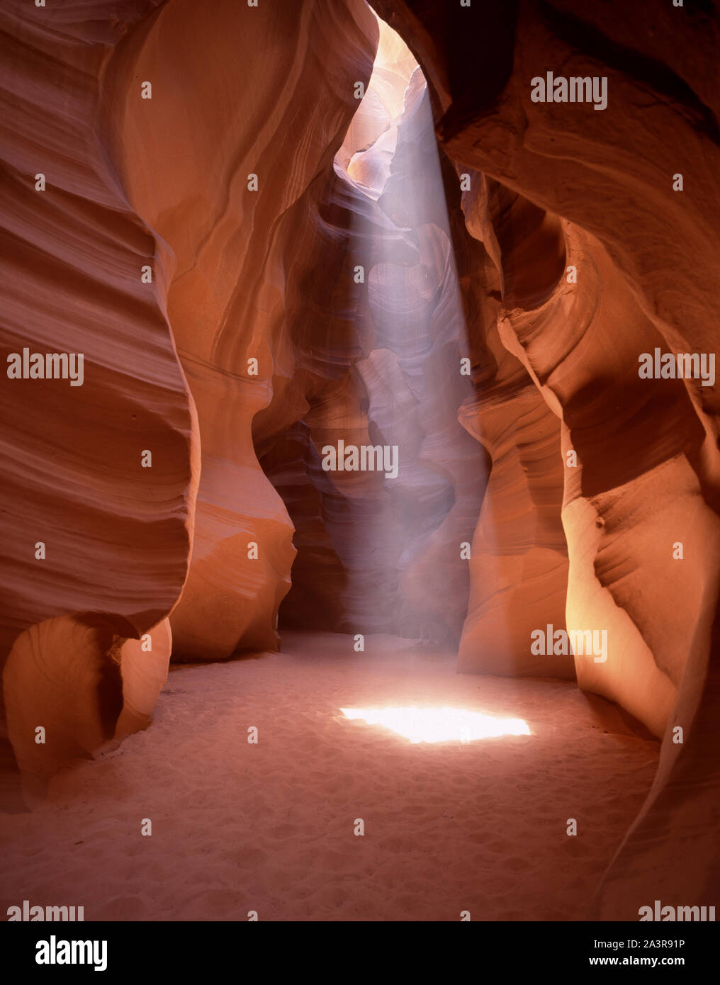 Light shaft hi-res stock photography and images - Alamy