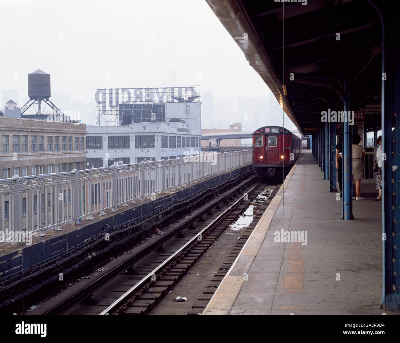 Subway train arrives at a station in Brooklyn, New York Stock Photo - Alamy