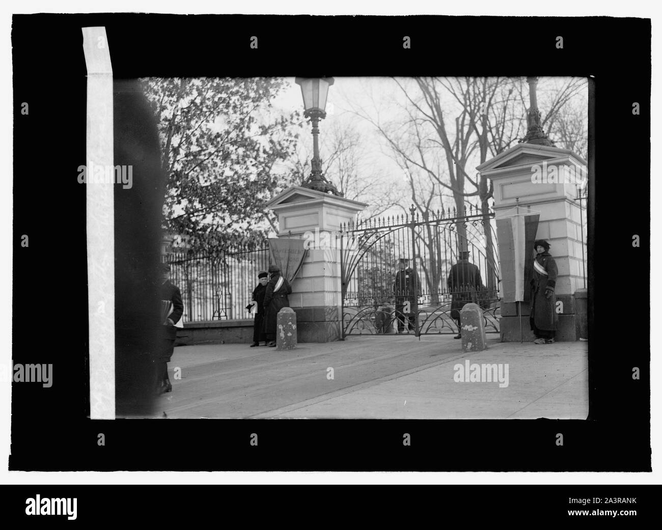 Suffragettes at White House, [Washington, D.C.] English: Suffragettes ...