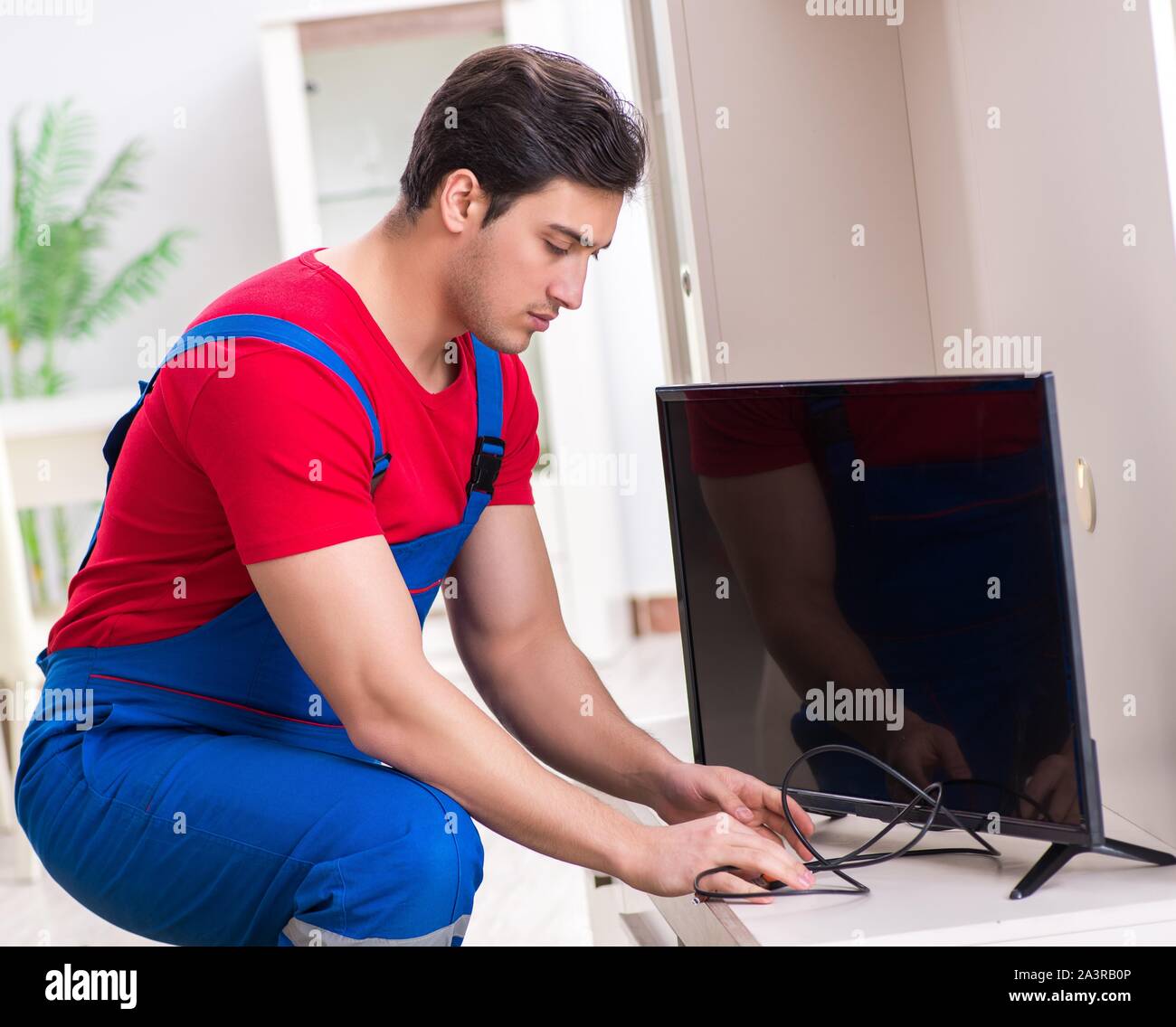 The professional repair engineer repairing broken tv Stock Photo - Alamy