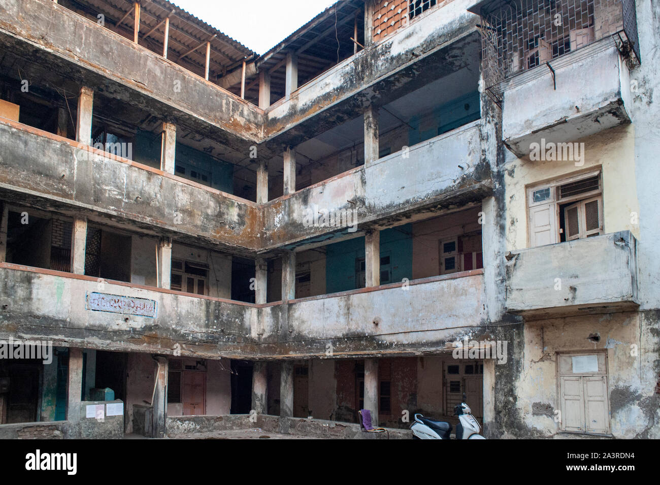 16 Apr 2016 old rundown three story building in mumbai about to ...
