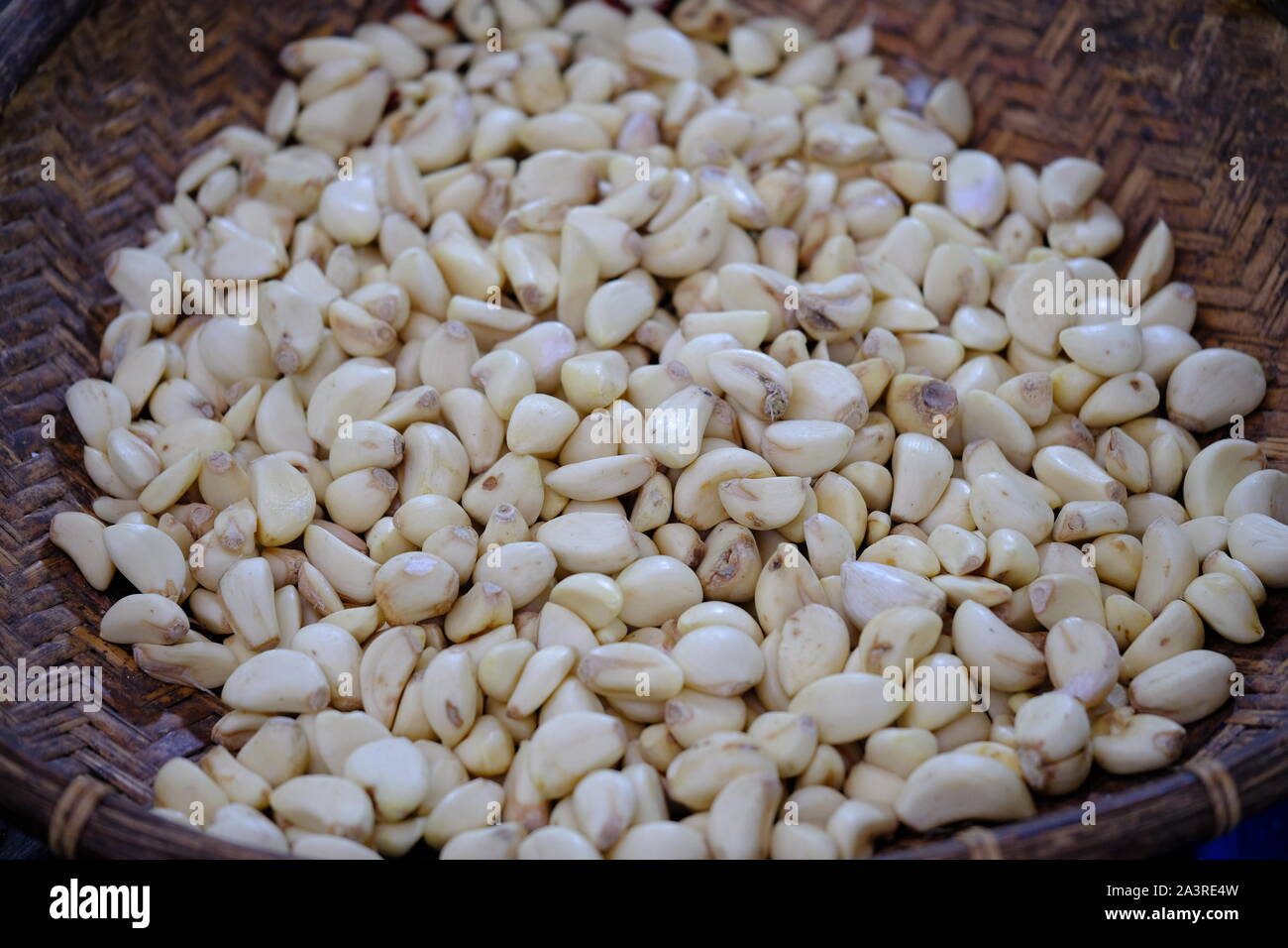 Indonesia Sumba Pasar Inpres Matawai - garlic seeds Stock Photo - Alamy
