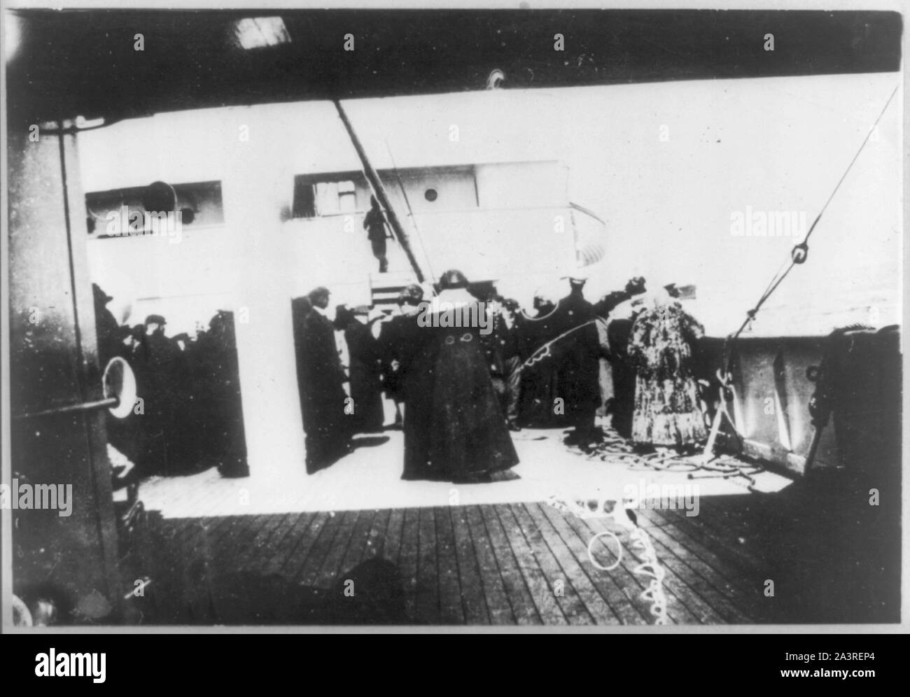 Sinking ship titanic survivors Black and White Stock Photos & Images ...