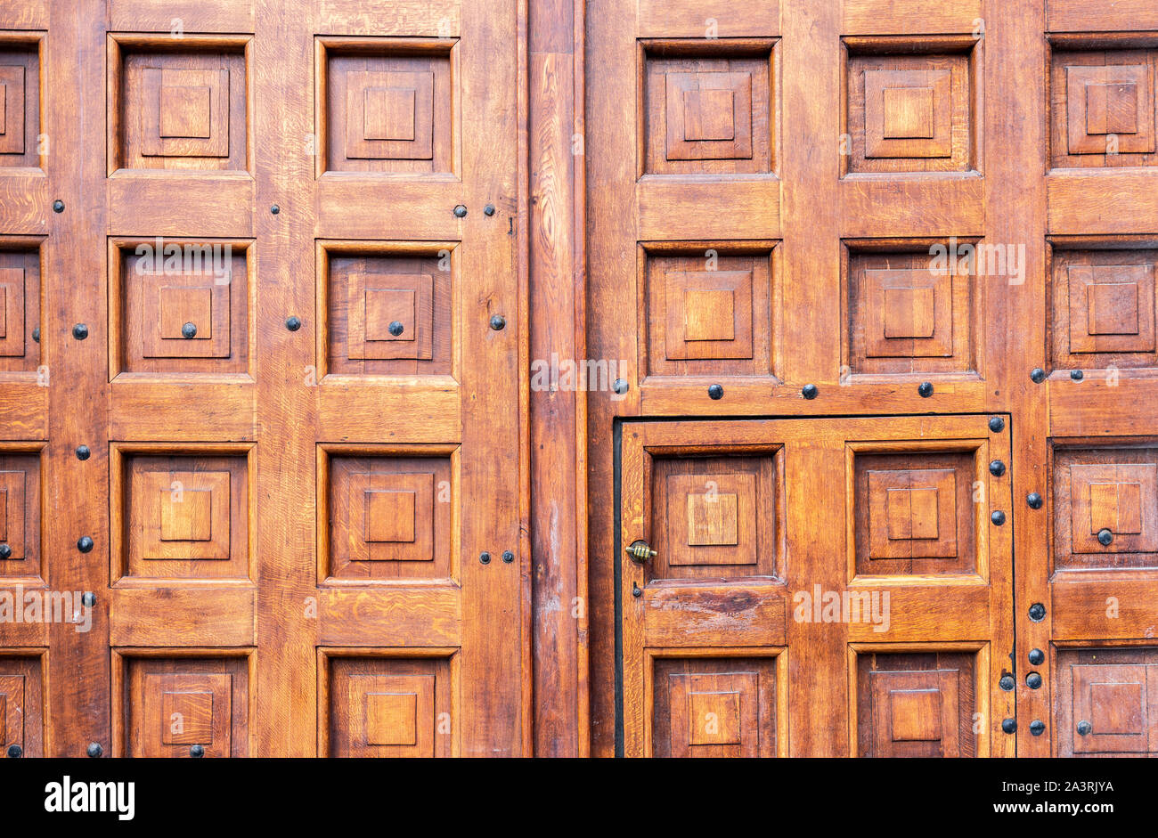 Traditional russian massive wooden gate in Moscow kremlin close up ...
