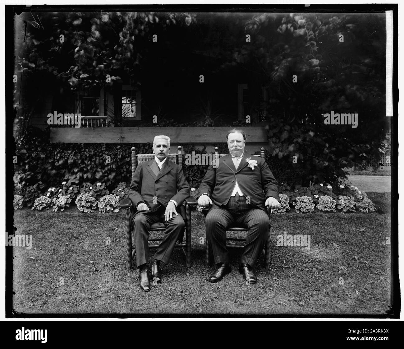 Group of historical figures hi-res stock photography and images - Alamy