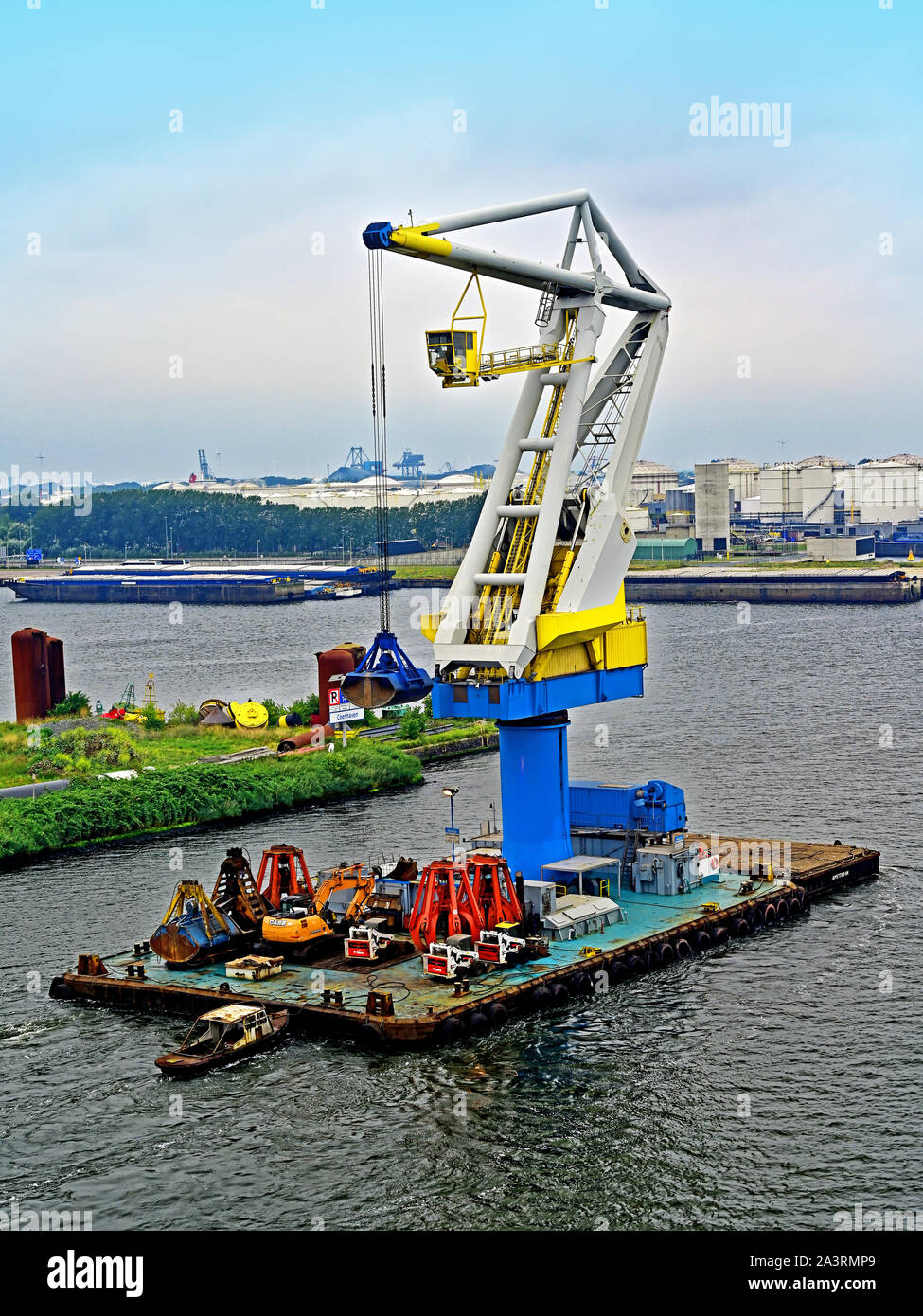 The giant floating crane hi-res stock photography and images - Alamy
