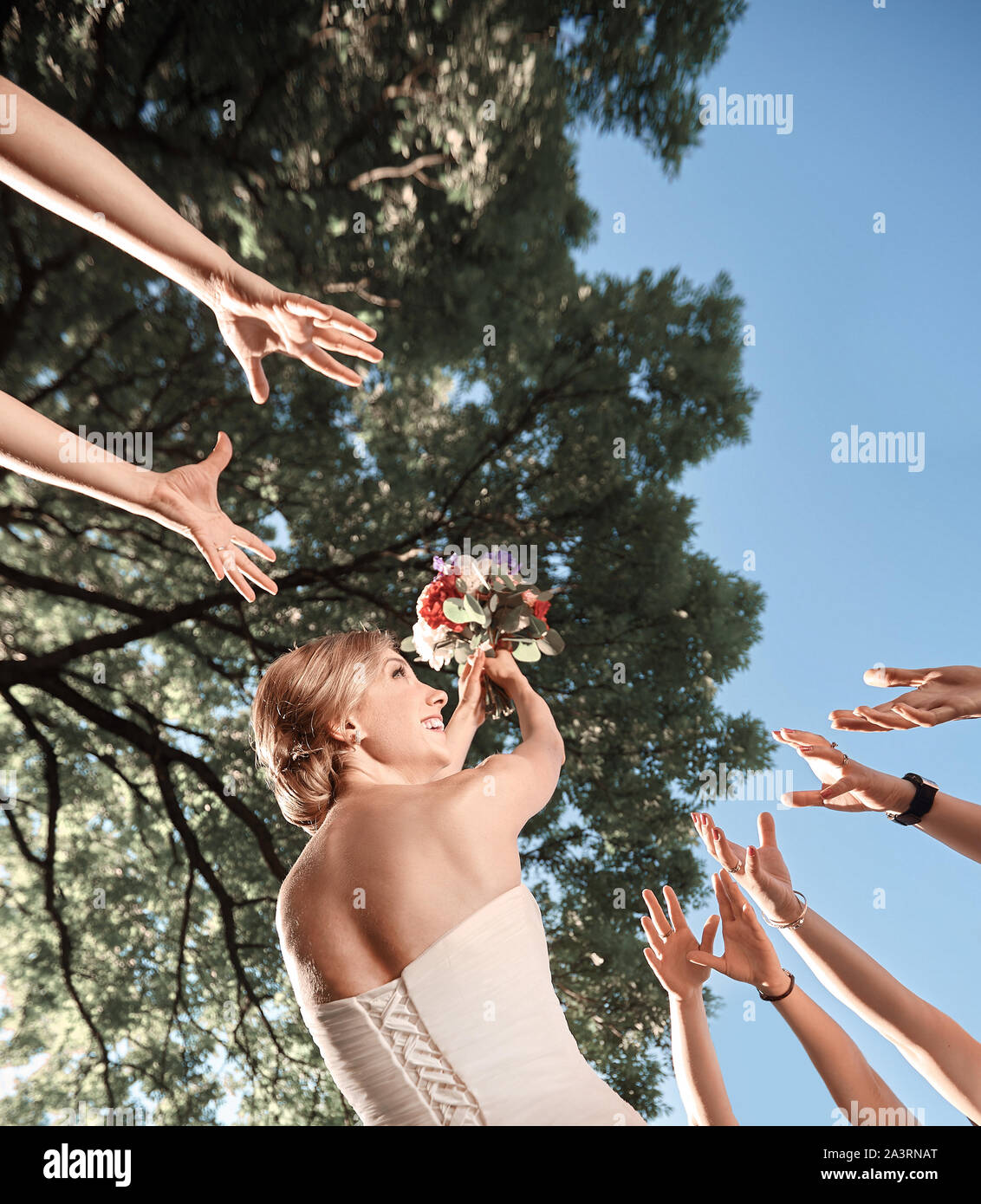 smiling bride tossing a bouquet for her good friends Stock Photo - Alamy