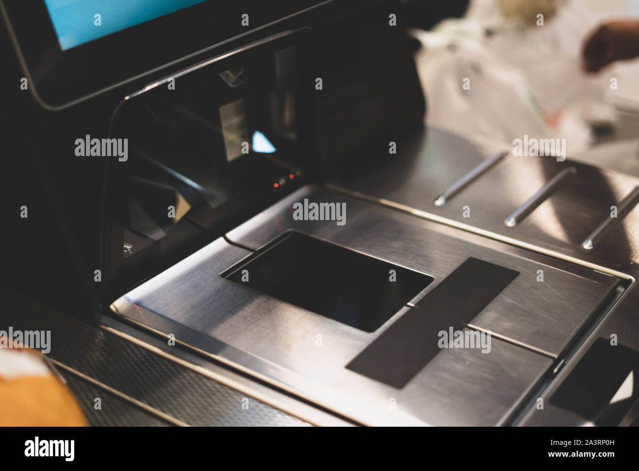 Self checkout hi-res stock photography and images - Alamy