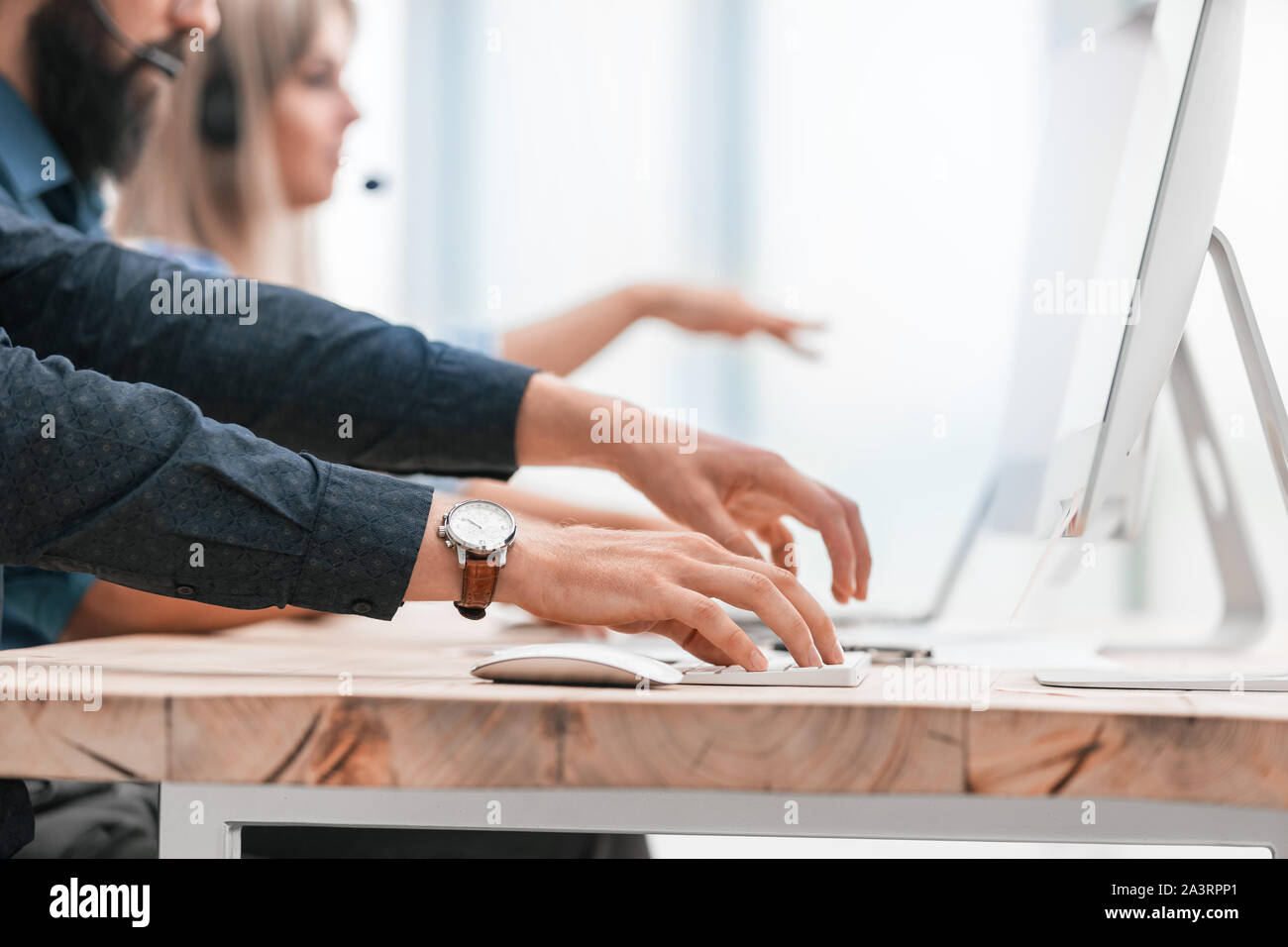 Hands computers hi-res stock photography and images - Alamy