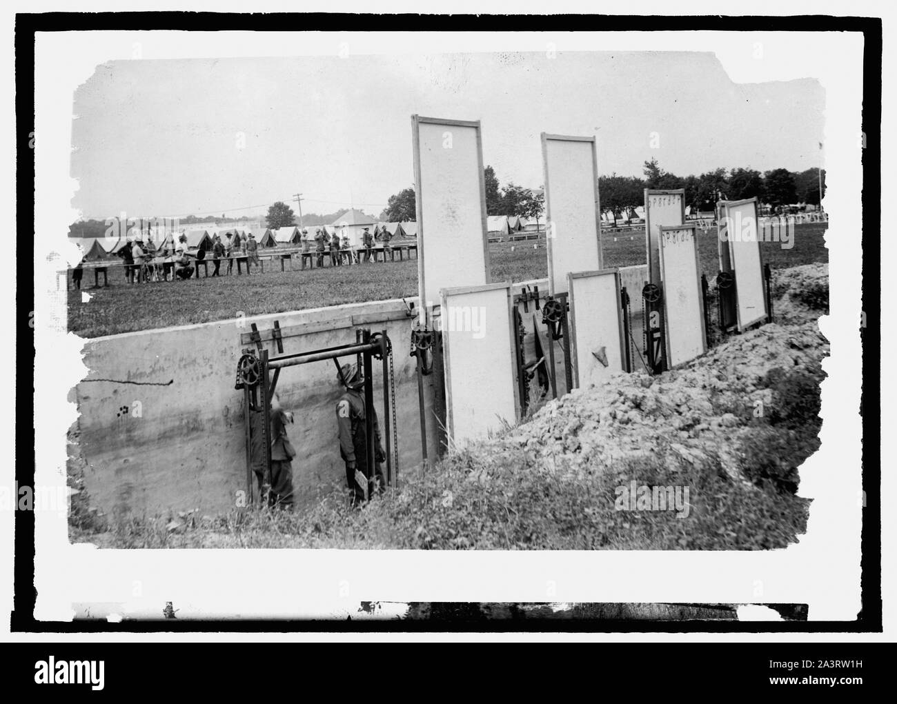 Accuracy target Black and White Stock Photos & Images - Alamy