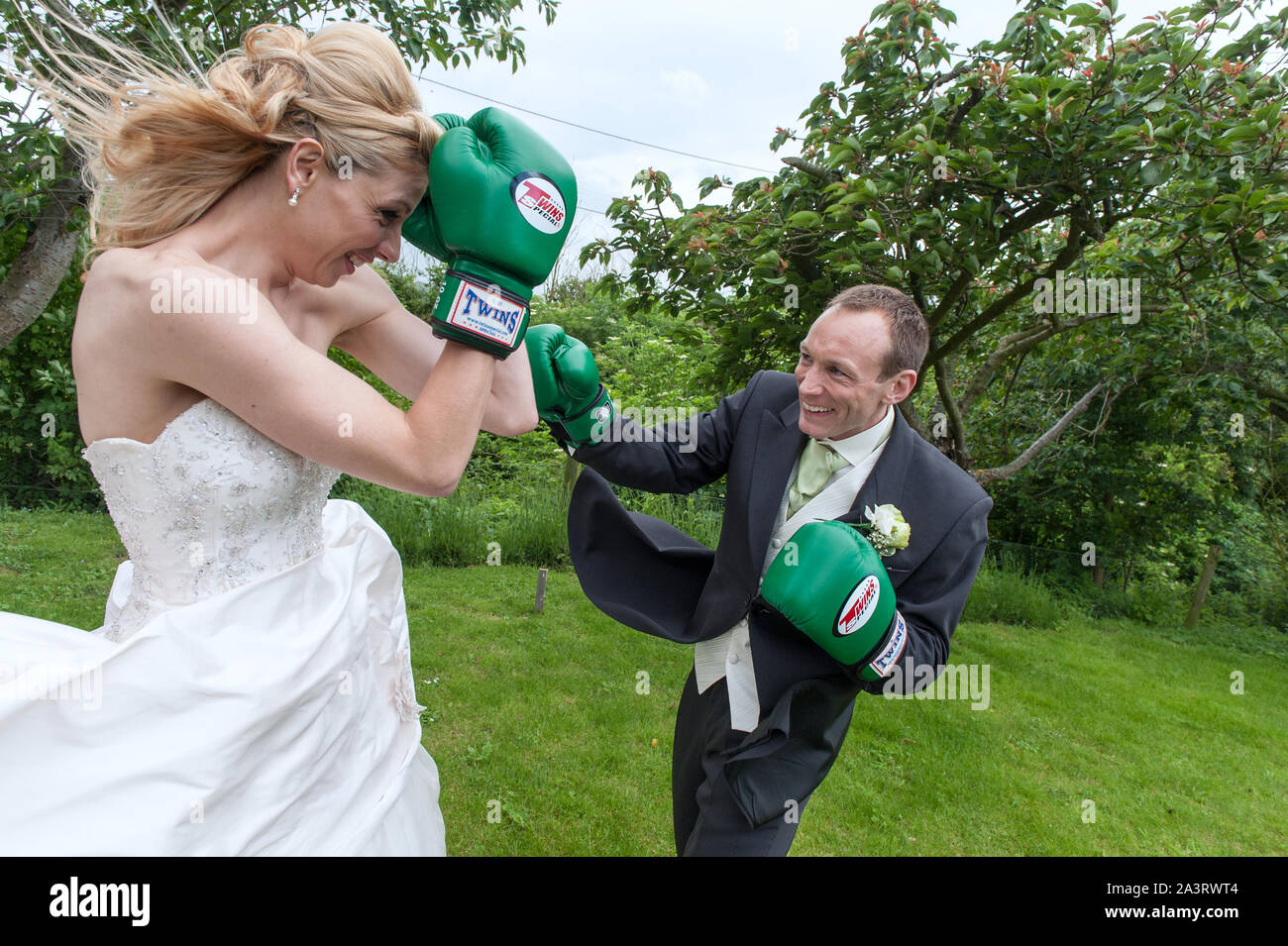 Boxing bride hi-res stock photography and images - Alamy