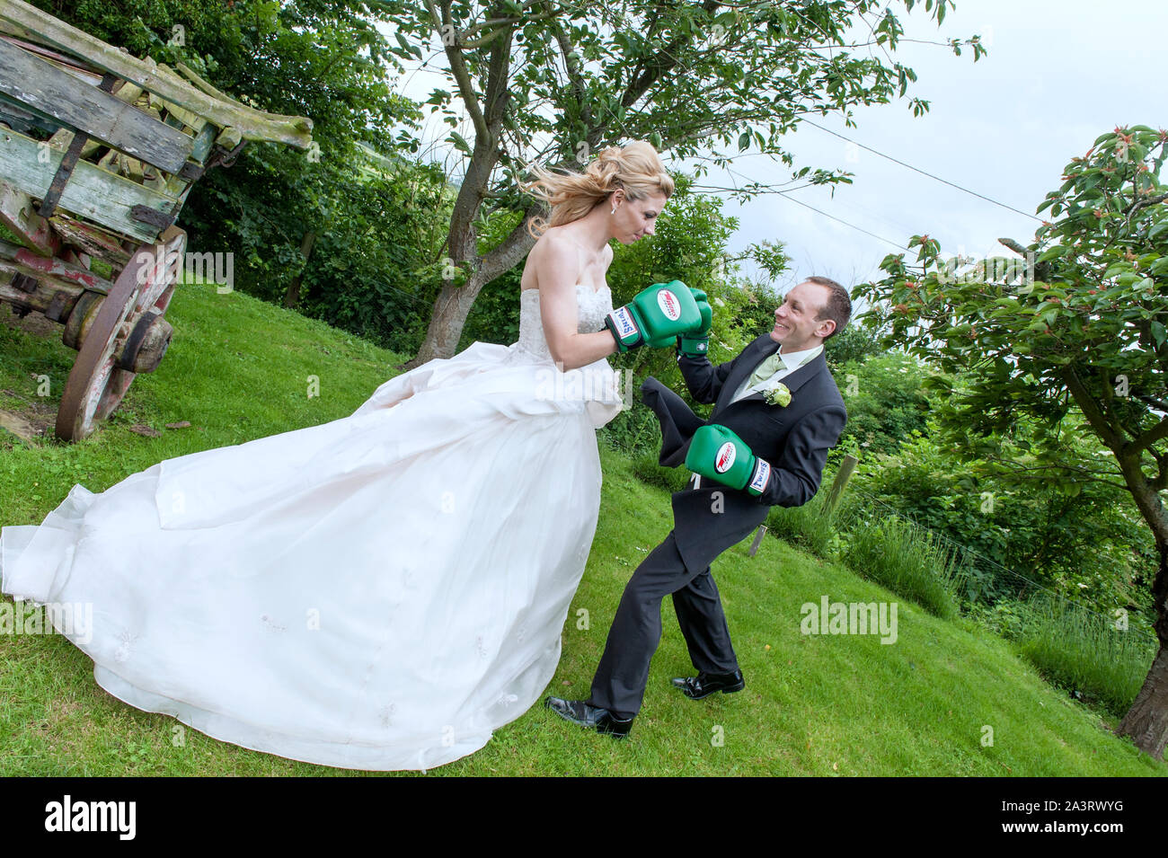 Boxing bride hi-res stock photography and images - Alamy