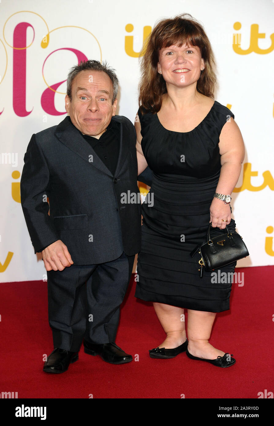 Warwick davis with his wife hi-res stock photography and images - Alamy