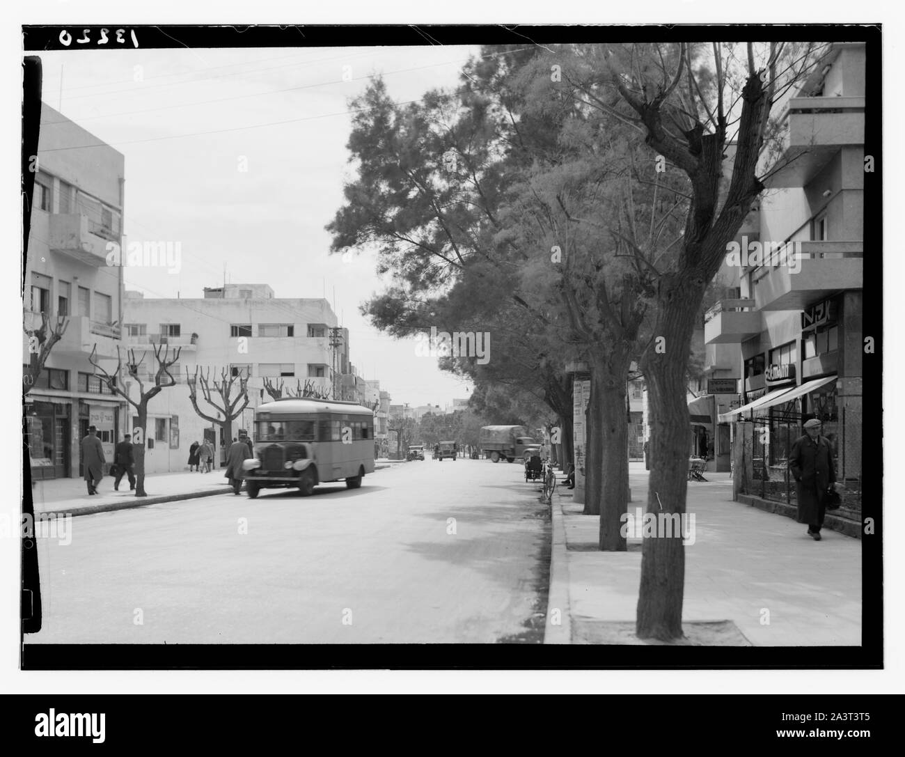Public sidewalk street scene Cut Out Stock Images & Pictures - Alamy
