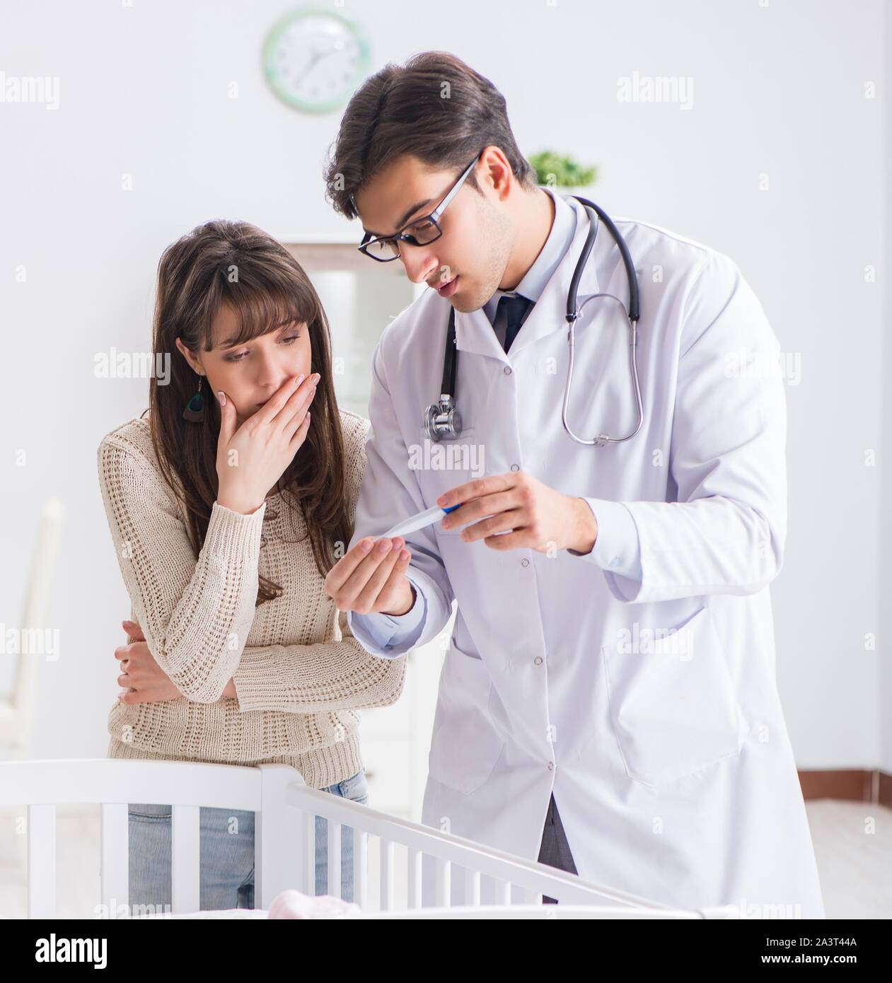 The doctor explaining to young mother Stock Photo - Alamy